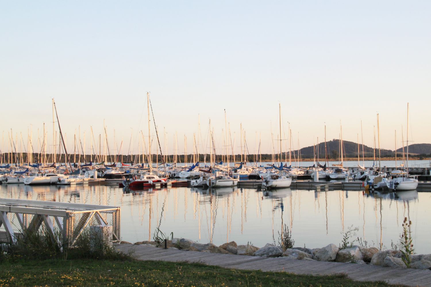 Le lac de Madine et la fabrique Petitcollin.